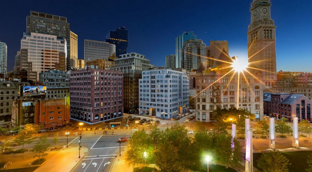 Time lapse original sur Boston qui combine la journée et la nuit